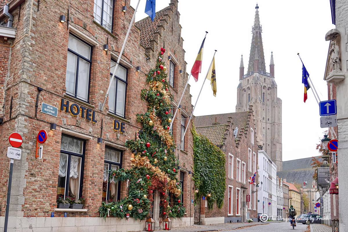 Gevel van Brugse hotel in kerststemming | Het Nieuws Vandaag