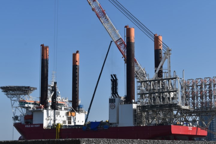 Off shore schip Vole au Vent heeft Oostende verlaten | Het Nieuws Vandaag