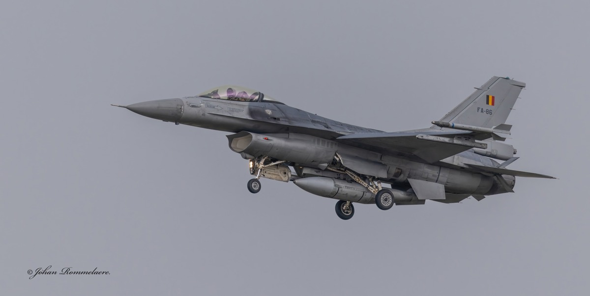 Vijf F16 toestellen donderdag onverwacht geland op luchthaven van ...