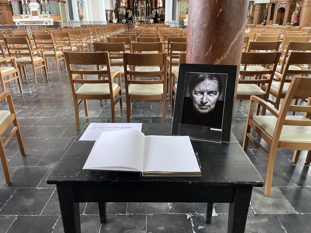 Stad Poperinge opent rouwregister voor Gwy Mandelinck | Het Nieuws Vandaag