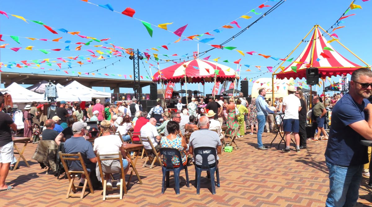 Retro sur Mer lokte vandaag veel volk naar Wenduine | Het Nieuws Vandaag